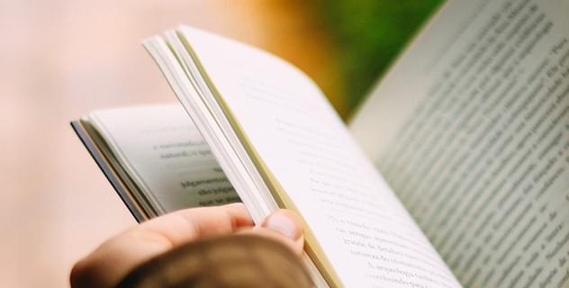 TEÓLOGO - O que faz, formação, salários | Quero Bolsa